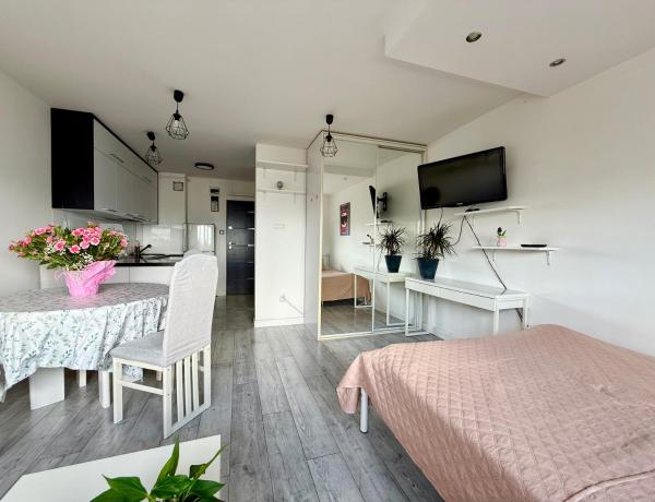 Cosy Stay Solidarności Avenue Apartment - 바르샤바