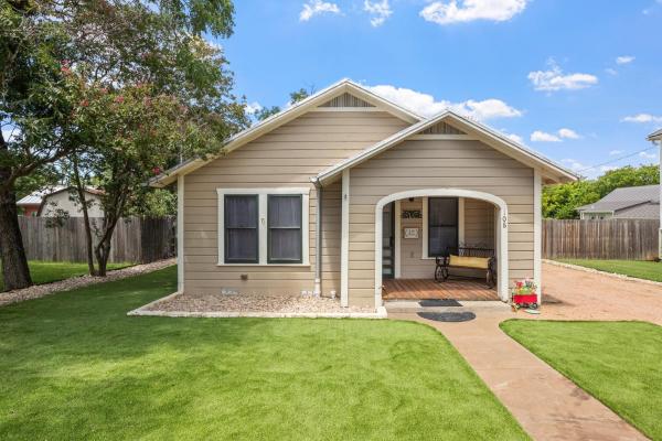 Deanies Cottage - Fredericksburg, TX