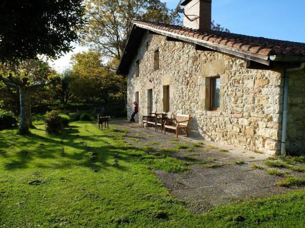 Etxetxobarri, Caserío Independiente Con Vistas A La Crestería De Anboto - Durango, España