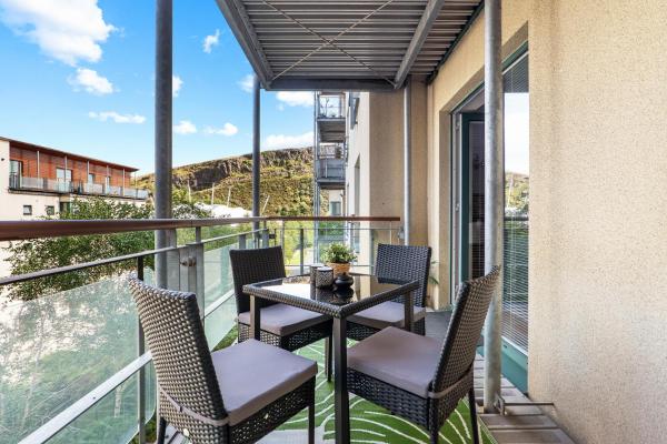 Central 2br Park Royal Apartment With Balcony And Parking - Edinburgh