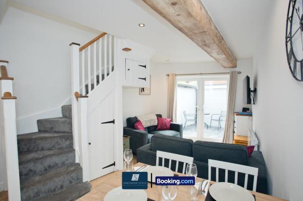 2 Bed House By Southern Stays Short Lets & Serviced Accommodation Bournemouth With Parking - Relocation & Family, 1km From The Beach - Bournemouth
