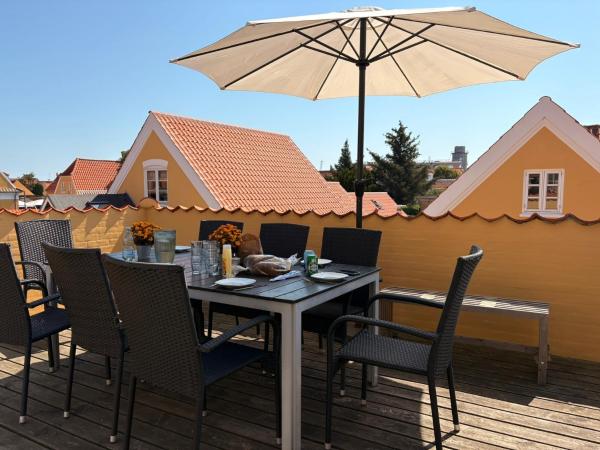 Unikt På Torvet; Byliv Og Rolig Sol-altan. - Skagen