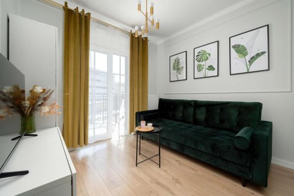 Dark Green Apartment In Wrocław Center With Desk And Balcony By Noclegi Renters - Wrocław