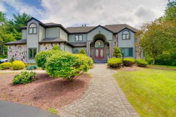 Pool Table And Deck Luxury Mansion In Niskayuna! - Albany, NY