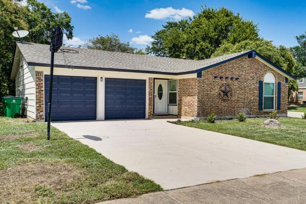Family Home In Ft Worth Suburbs Near Benbrook Lake - Joshua, TX