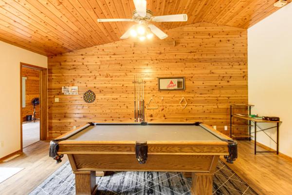 Hot Tub And 2 Recreation Rooms Spacious Onamia Home - Minnesota