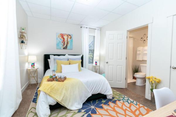 Bright Cheery Apartment Near Downtown - Tracy Aviary & Botanical Gardens