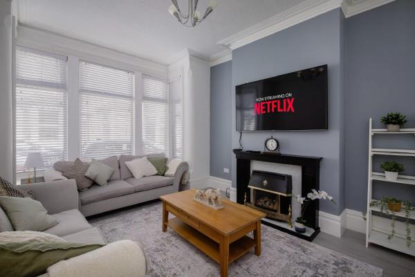 Comfy 3-bed, Sleeps 5 & Parking - Blackpool