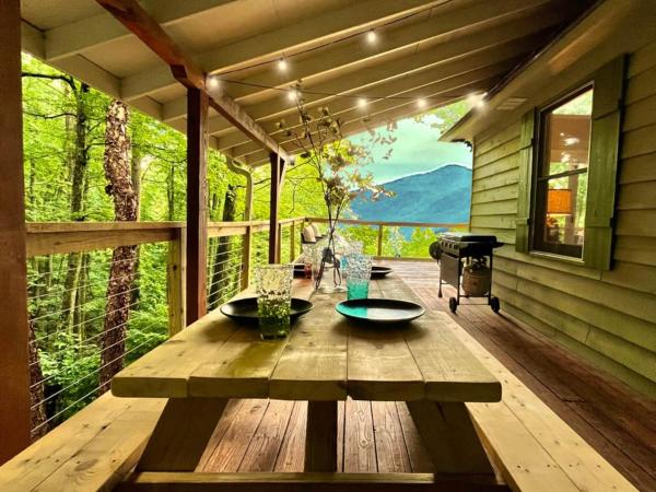 Above The Clouds Cabin - Franklin, NC