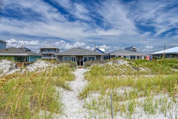 Oceanfront Beach House - Two Kitchens - Pets Allowed - Topsail Beach, NC