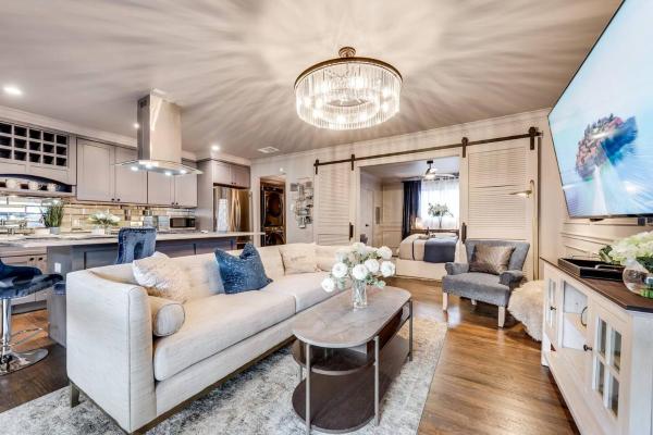 Chic 1br Retreat W Patio & Private Hot Tub - Dallas, TX