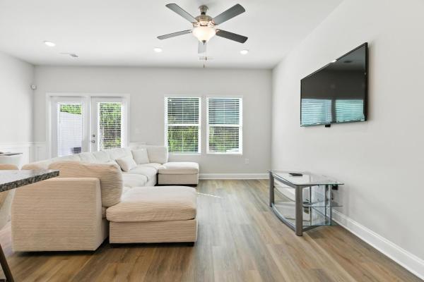 Charming Easley Retreat With Private Yard Townhouse - Easley, SC