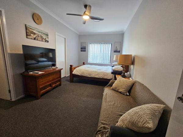 Guest Room With Ensuite In Modern Home - Sydney