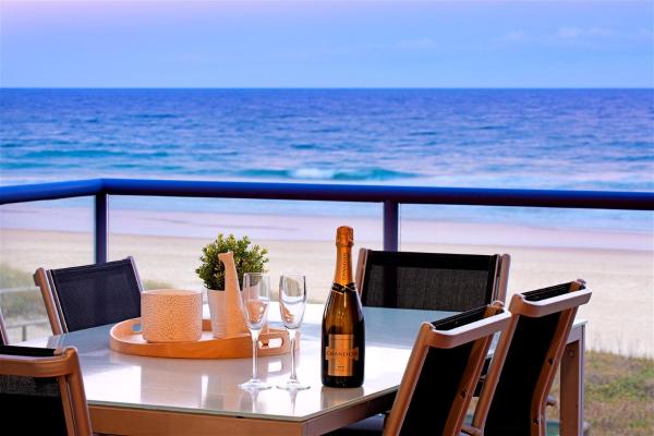 Beachfront Escape Stay 5 Pay 4 - Whale Season - Broadbeach