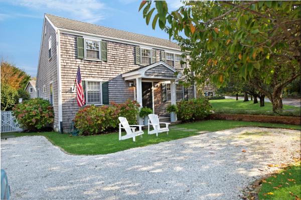 Modern Saltbox In Edgartown Village - Lighthouse Beach, Edgartown