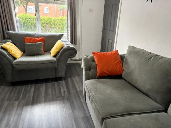 The Cresent Wv1 - 3 Bedroom House, Parking, Garden Walk To Park - Wolverhampton