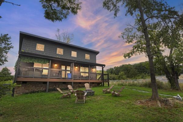 Mountain Cabin Getaway Jacuzzi & Stunning Views Cabin - Dandridge, TN