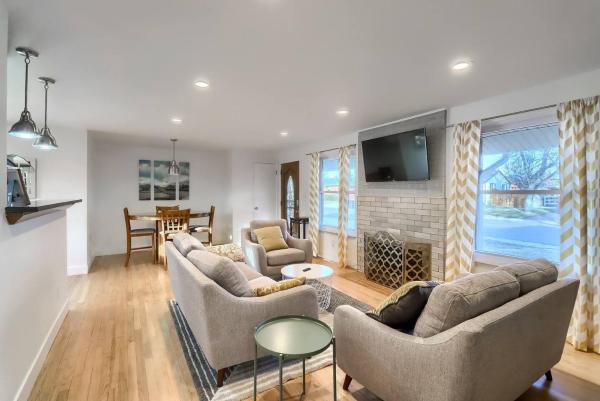 Mid-mod Home 3 Baths 2 Living Rms Yard - Highlands Ranch, CO