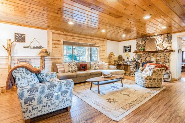 Entertainment Cabin ~ Lovely Home With Hot Tub, Game Room, Balcony, & Firepit - Dog Friendly - Big Bear, CA