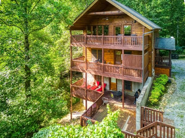 Mountain Music, Hot Tub, Theater Room, Wifi, 560 Free Tickets Each Paid Day!!! - Gatlinburg, TN