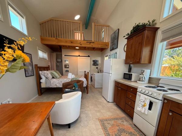 Cozy Tiny Home Near Greenbelt & Whitewater Park • Walk To River • W/d • Patio • Near Downtown - Boise, ID