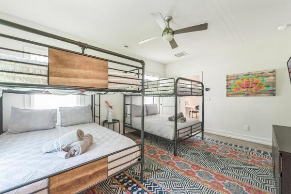 4br Queen City Base Minutes To Stadium & Noda - University City Boulevard – Charlotte
