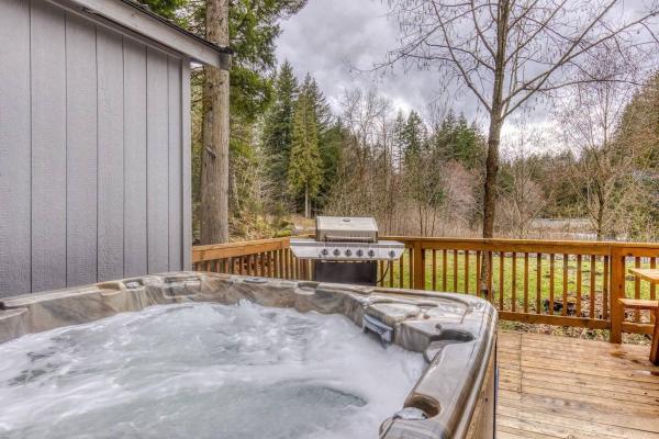 Riverbend Retreat 3 - Riverfront, Hot Tub, Bbq Pet Friendly - Rhododendron, OR