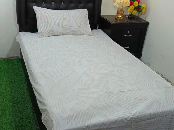 Luxurious Bedroom With Washroom And Shared Kitchen - Karachi