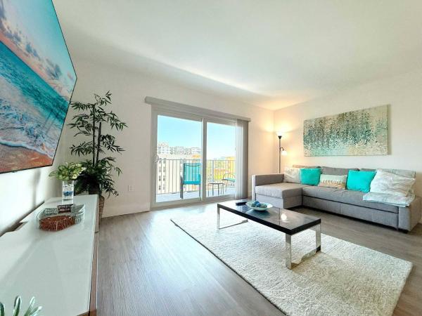 Top Location Waterfront Balcony Dream - North Miami Beach, FL