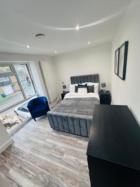 Modern 3 Bed House, Garden & Private Driveway, 10 Walk To Tube Station - Watford