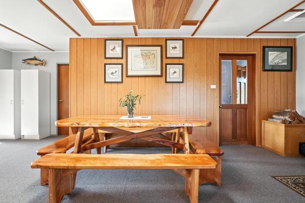 Bull Tavern Cabin Cozy Lakeside Escape In Miena Tasmania - Tasmania