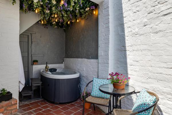 Romantic Canal-side Cottage With Hot Tub - Chester