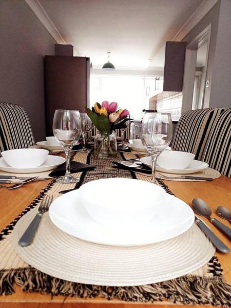 Comfy 3-bed Home In Luton By Stayfolk, Ideal For Contractors & Groups - Sleeps 7 - Luton