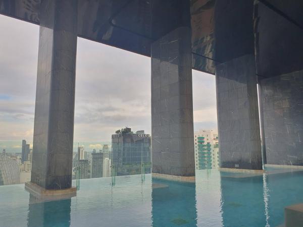 Soi Cowboy Terminal 21 One Minute Walk To Bts And Mrt Coworking Meeting Room And Desk And Office Chair - Bangkok