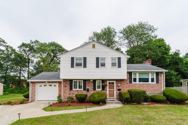 17 - 4br Randolph - Cozy House - Foxborough, MA