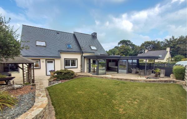 Lovely Home In Landivisiau With Sauna - Bretagne