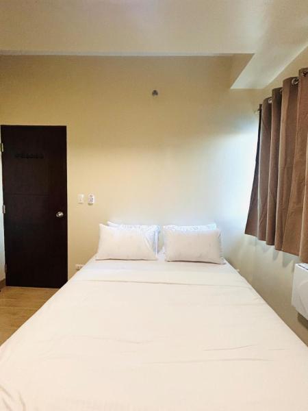 11 Poolside Balcony Bliss - Iloilo City
