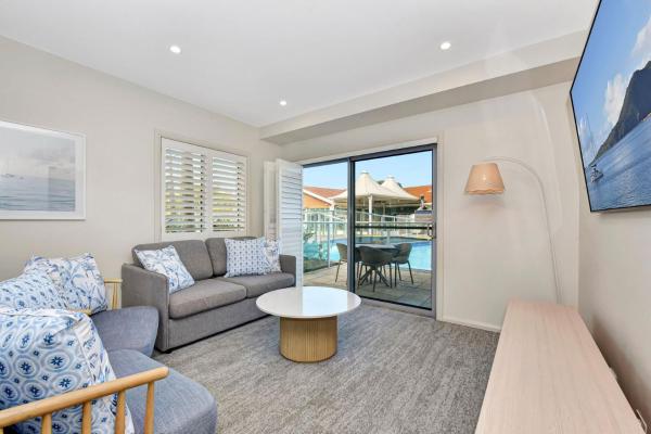 Pacific Blue Unit 175 Dual Swim Up A - Salamander Bay