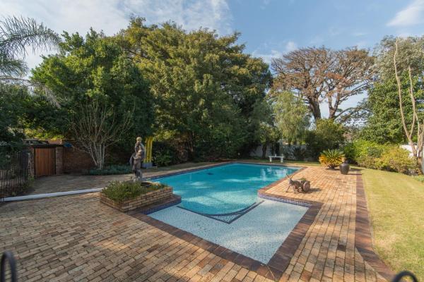 Di Dongs Paradise On Water Road - 