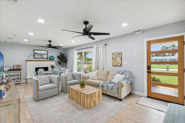 131 W Pasco Ln - Cocoa Beach, FL