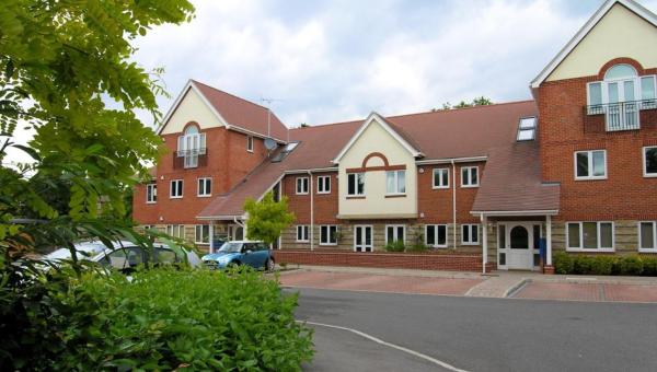 Spacious Two Bedroom Apartment In Bracknell - Bracknell