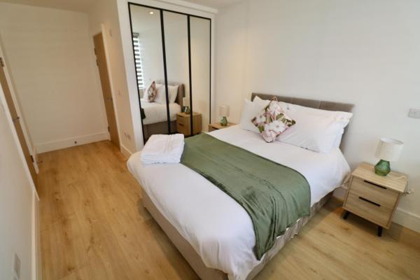 Chertsey Modern 2-bed Flat With Ensuite, Parking & Ultra-fast Wifi - 沃金