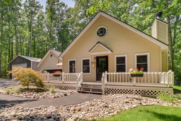Higgins Lake Retreat: Dock Access, Close To Beach! - Higgins Lake, MI