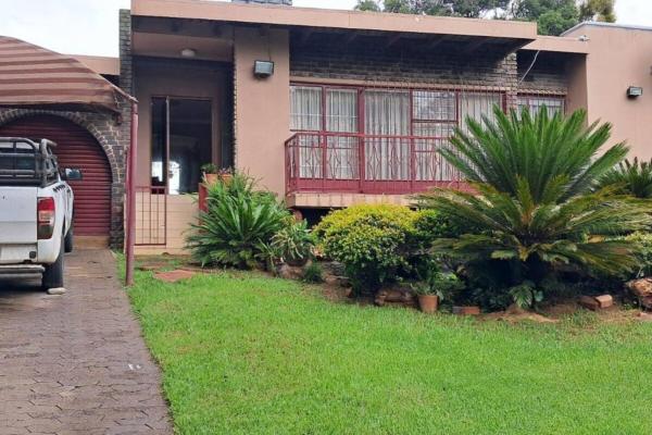 Spacious And Homely 4-bed Home In Honey Hills - Krugersdorp