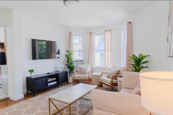 Cozy 4br Near Boston Plus Gameroom - Somerville