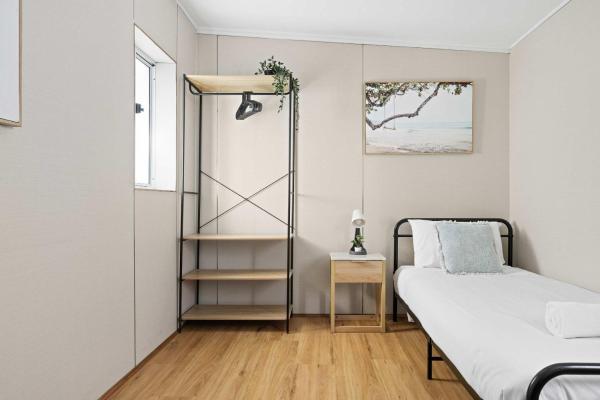Boutique Detached Single Room Near Light Rail - Shared Bathroom - Ryde