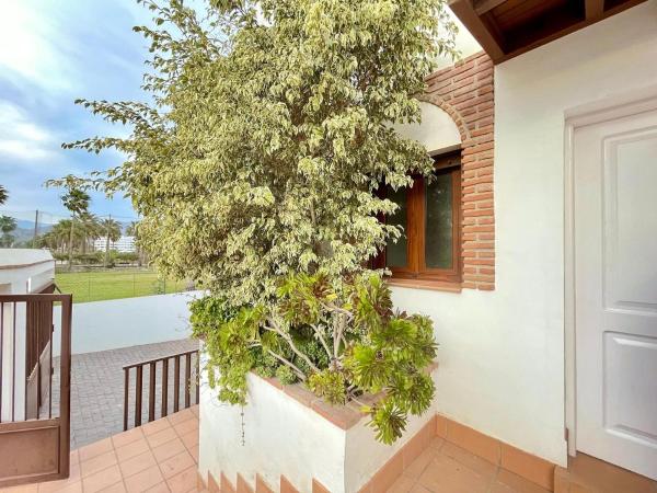Sunlit Villa Near Golf & Sea - Motril