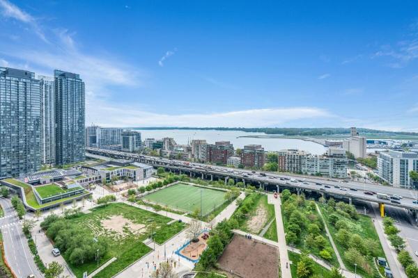Breezy Lake And City Views - One Free Underground Parking - Toronto