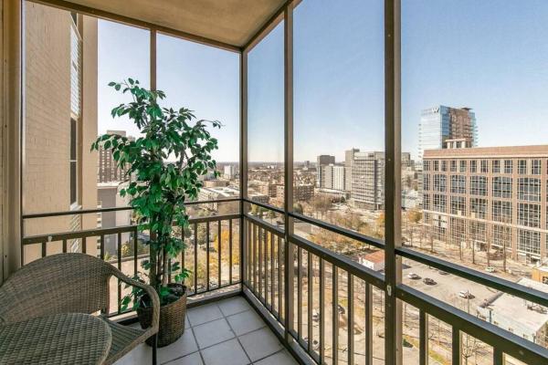 Downtown Condo W Balcony & Workspace - Buckhead, GA