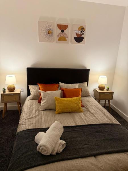 Luxury And Cosy Apartment Near Old Trafford M16 ,Free Private Parking,fast Wi-fi,self Check-in Anytime Perfect For Late Arrivals, 5 Minutes To Old Trafford Stadium - Sale